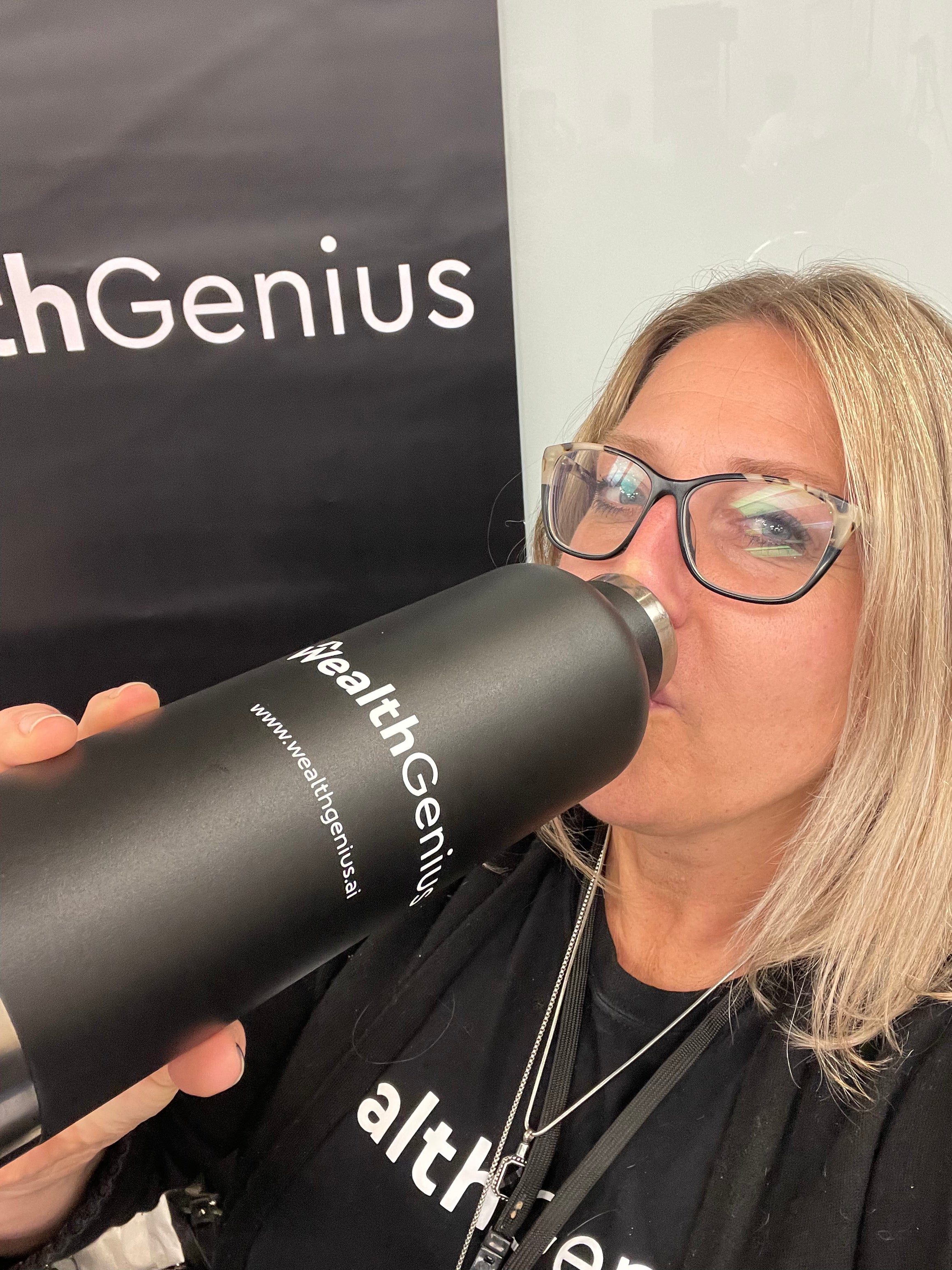 Vacuum Insulated 32oz Bottle – WealthGenius